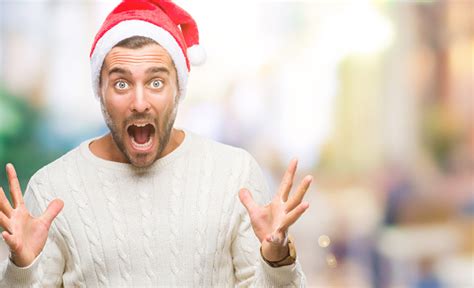 젊은 잘생긴 남자에 산타 모자를 쓰고 절연 배경 미친을 축 하 하 고 팔 제기 성공을 위한 놀라게 했 고 눈 흥분 비명 우승자 개념 겨울에 대한 스톡 사진 및 기타 이미지