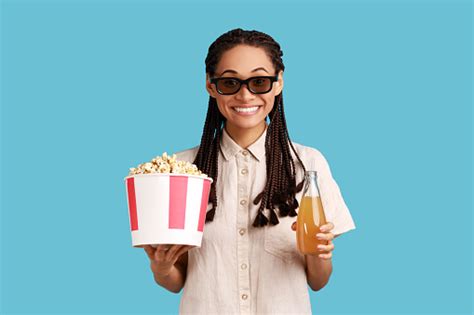 3d 안경을 쓰고 서서 팝콘을 음료로 들고 재미있는 영화를 즐기고 있는 여성 영화관에 대한 스톡 사진 및 기타 이미지 영화관 영화 사람들 Istock