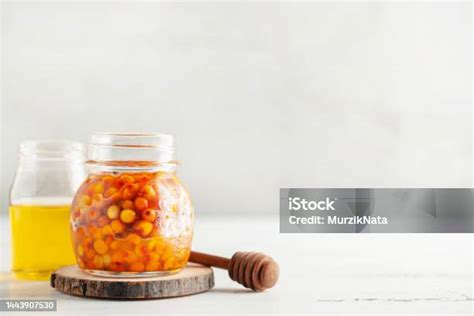 과일과 열매의 꿀 발효 흰색 배경에 발효 된 꿀 바다 갈매 나무속이있는 유리 항아리 면역을위한 수제 치료법 건강관리와 의술에 대한 스톡 사진 및 기타 이미지 Istock