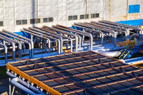 가스 및 석유 운송을 위한 가스 밸브 크레인 및 파이프 가스 처리 플랜트 가스 부스터 압축기 스테이션 톤 가솔린에 대한 스톡 사진 및 기타 이미지 Istock