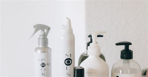 실내 강조 표시 개인 관리 검은 그릇 금발 머리카락 가닥 깨끗한 아름다움 디스펜서 머리 무스 머리 빗는 솔