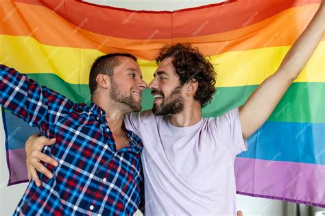 Dos Jóvenes Amantes Gays Besándose Cariñosamente Dos Jóvenes Amantes