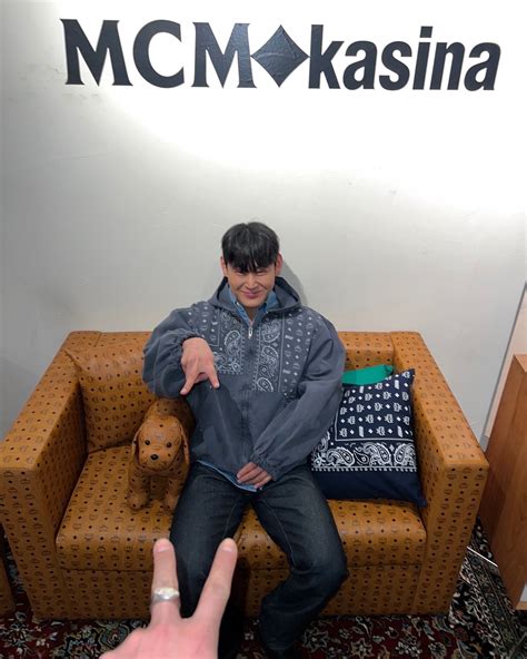 성민🐾 광고 디스커버리 바람막이 떼깔 고와라~ 제가 착용한 디스커버리 베르텍스 자켓은 3l생활 방수와 방풍이 되어서 아웃도어용으로 또 데일리로 이렇게 코프코어 무드로