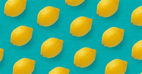 파스텔 블루 배경에 레몬 패턴입니다 최소한의 여름 개념 플랫 레이 사진 Unsplash의 자연 예술 이미지