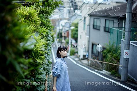 住宅街にいる若い日本人女性の写真素材 [207566996] イメージマート