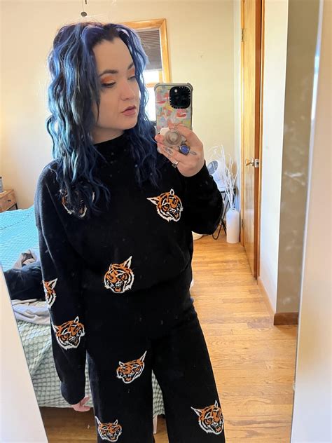 i ve been forcing myself out of my comfort zone by trying different prints and patterns lately