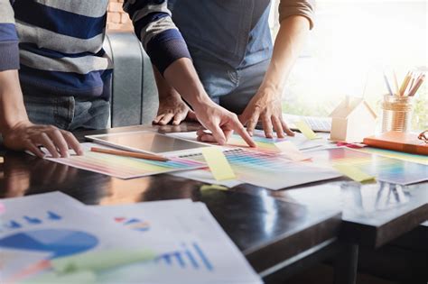 디자이너 그래픽 크리에이 티브 창의성 개념 태블릿 컴퓨터 노트북 그래픽 디자인 색상 아이디어 스타일 집 주문 고객에 색칠을 사용 하 여 팀을 브레인스토밍 하십시오 Cmyk에