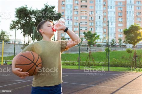 농구 코트에서 물을 마시는 소년 건강한 라이프 스타일과 스포츠 개념 식수에 대한 스톡 사진 및 기타 이미지 식수 아이