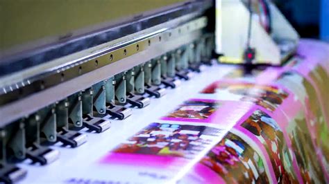 大型喷墨打印机在乙烯基横幅上的工作颜色 模板素材 稿定设计