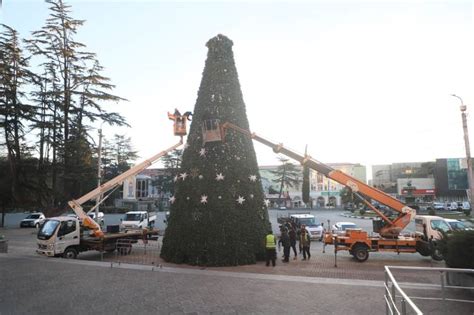 ნაძვის ხის დემონტაჟი მიმდინარეობს ზუგდიდელები