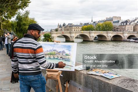파리 세인 강을 가로지르는 퐁 노이프 다리를 그리는 거리 예술가 강에 대한 스톡 사진 및 기타 이미지 강 교량 그리기