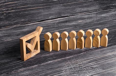 라이브 라인 사람들의 상자에 틱에 함께 서 있다 선거와 사회 기술 개념입니다 자원 봉사자 정당 후보자 지역구 유권자입니다 인간의 권리입니다 개념과 주제에 대한 스톡 사진 및