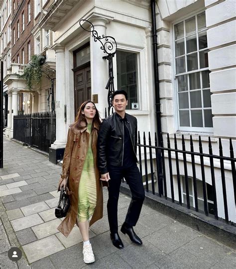 Photo Gallery เหมือนหลุดมาจากซีรีย์ “น็อต วิศรุต” อวดโมเมนต์โรแมนติกกุมมือ “ชมพู่ อารยา” เที่ยว