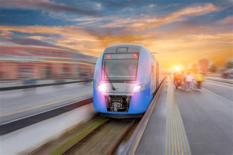 다채로운 아름다운 일몰에 모션 블러 효과가 있는 현대적인 고속 빨간색 통근 열차가 있는 기차역 사진 Unsplash의 고속철도 이미지
