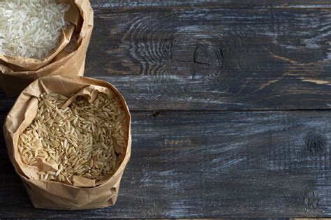 나무 배경에 종이 공예 가방에 원시 긴 곡물 갈색과 흰색 바스 마티 쌀 0명에 대한 스톡 사진 및 기타 이미지 0명 가방