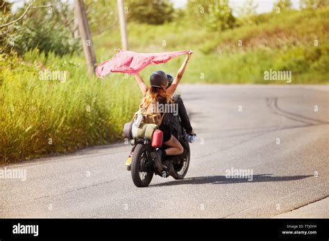 Mann und frau auf motorrad Fotos und Bildmaterial in hoher Auflösung Alamy