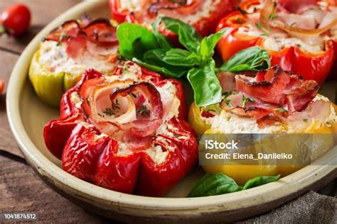 코 티 지 치즈와 베이컨 나무 테이블에 접시에 인형된 후추 발칸 음식입니다 건강한 식생활에 대한 스톡 사진 및 기타 이미지 건강한 식생활 고추류 굽기 Istock