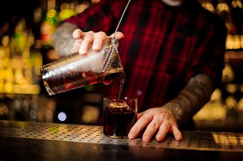 스푼으로 측정 컵에서 햄의 기쁨 칵테일을 따르고 바텐더 가죽에 대한 스톡 사진 및 기타 이미지 가죽 각얼음 갈색 Istock