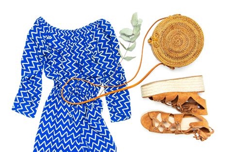 세련 된 트렌디 한 여성 여름 의류 블루 드레스 점프 슈트 샌들 라운드 등나무 가방 스프릭 유칼립투스 흰색 배경 트렌디 힙스터