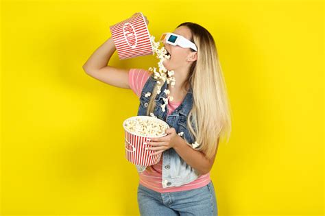 3d 안경을 쓴 젊은 여자가 노란색 배경에 팝콘을 먹고 있습니다 20 24세에 대한 스톡 사진 및 기타 이미지 20 24세 귀여운 노랑 Istock