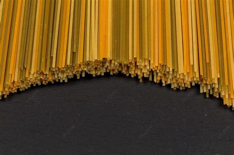 시금치의 식물성 염료를 곁들인 생 이탈리아 파스타 다발 사진 배경 및 무료 다운로드를위한 그림 Pngtree