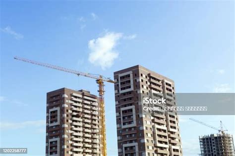 푸른 하늘에 대한 건설 중인 주택 건설 크레인 선택적 초점 복사 공간을 위한 여유 공간 개발에 대한 스톡 사진 및 기타 이미지 개발 건설 산업 건설 현장 Istock