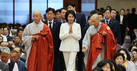 구인사 열반대제 참석하는 김혜경 여사