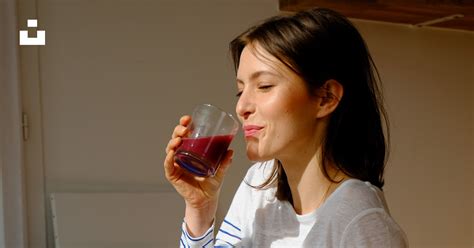 흰색과 검은색 줄무늬 긴팔 셔츠와 갈색 파란색 데님 청바지에 앉아 있는 여자 사진 Unsplash의 무료 사람 이미지