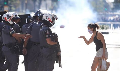 Brasil Las Hinchadas Antifascistas Se Manifiestan Por La Democracia