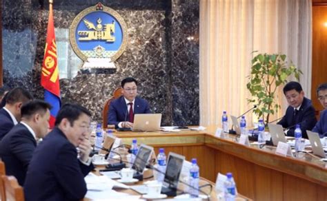 Дэд сайдад санаархагчид МАН ын үүдийг сахиж байна