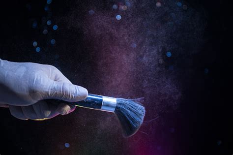 빛과 연기와 어두운 배경에 화장품 파우더와 함께 손에 메이크업 브러쉬 파우더 스플래시 온 다크 개념에 대한 스톡 사진 및 기타 이미지 Istock