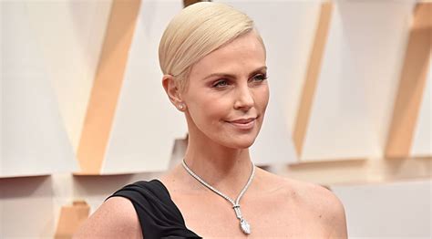 Oscars 2021 Charlize Theron De Negro Y Con 160 Diamantes Triunfa En
