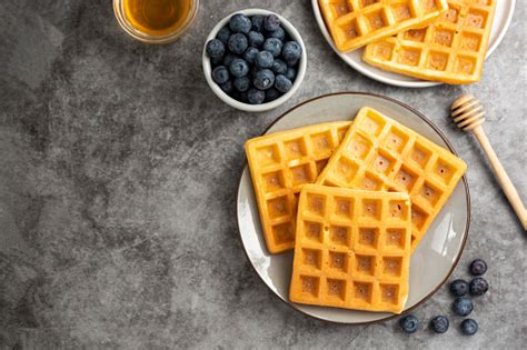 아침 식사로 블루 베리와 꿀을 곁들인 벨기에 와플 맛있는 수제 페이스트리 공간을 복사합니다 0명에 대한 스톡 사진 및 기타 이미지 Istock