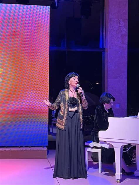 ფოტო ნანი ბრეგვაძის დახვეწილი ჩაცმულობა რადიო ფორტუნა Fortuna Ge