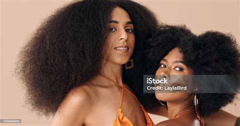 흑인 여성 머리카락 및 아름다움을위한 아프로 헤어 케어 또는 베이지 색 배경의 피부를위한 화장품 여성 모델 및 자연스러운 컬이 함께 패션 스킨 케어 또는 스튜디오 배경에