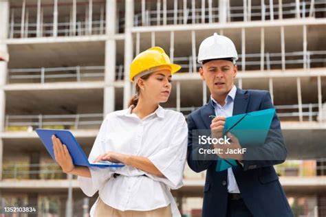 건설 계획에 대해 논의하는 노트북을 가진 두 명의 건축가 보기 정적 활동에 대한 스톡 사진 및 기타 이미지 보기 정적 활동 엔지니어 청사진 Istock