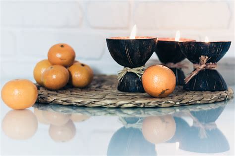 코코넛 껍질에 불타는 스파 아로마 양초 고리버들 스탠드에 귤 유리 흰색 테이블 아늑한 홈 인테리어 배경 최고 보기 0명에 대한 스톡 사진 및 기타 이미지 Istock