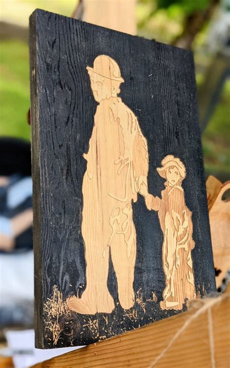 ჩარლი ჩაპლინის ფოტო გრავიურა ხეზე Ravachuqoge