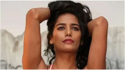 Poonam Pandey Opened The Shirt Button And Reached The Balcony In A