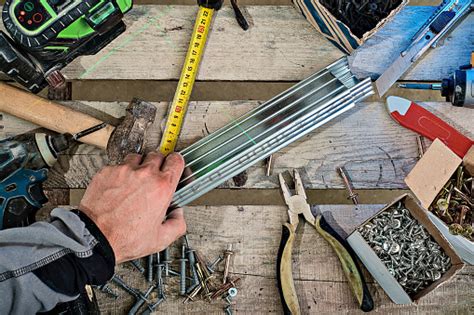 석고 보드를 설치하기위한 도구와 재료는 천장을 중단 작업자의 손은 설치를 위해 프로필을 합니다 손 도구의 평평한 평신도 건식