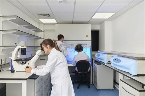 实验室科学家通过显微镜观察高清图片下载 正版图片501872748 摄图网