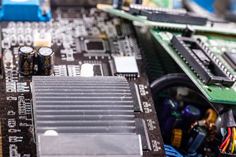 컴퓨터 비디오 카드의 전자 회로 및 냉각 핀 사용 된 비디오 카드가있는 스택 근접 촬영 0명에 대한 스톡 사진 및 기타 이미지