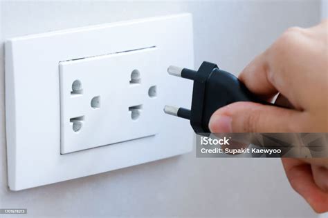 손 잡고 있는 플러그는 벽 전원 콘센트 소켓 절전 개념 에너지 절약 에너지 절약의 전기 콘센트에 전원 플러그에 연결합니다 가계에 대한 스톡 사진 및 기타 이미지 Istock