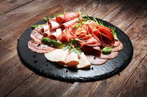 맛 있는 살라미 얇게 썬 햄 소시지 샐러드 및 채소로 만든 음식 트레이 선택 가능한 고기 플래터 0명에 대한 스톡 사진 및 기타 이미지 Istock