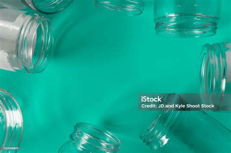 격리 된 열린 유리 항아리 청록색 민트 녹색 배경에 평평하고 텍스트 복사 또는 중앙 복사 공간을위한 빈 빈 공간 공간 재활용