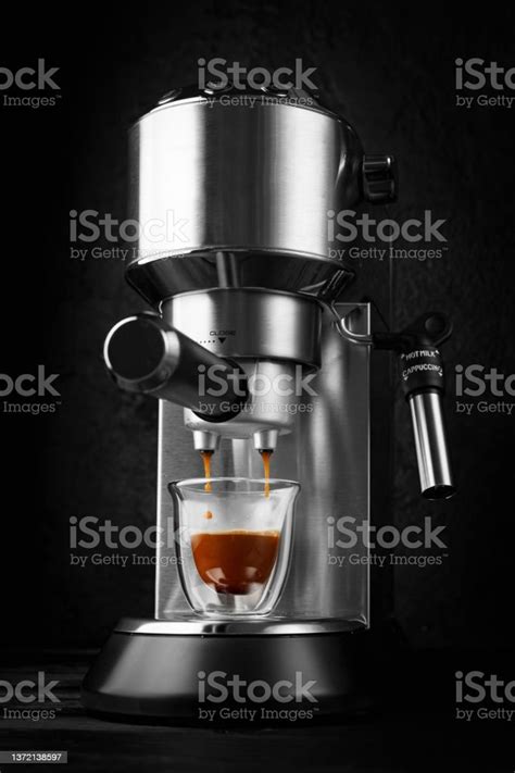 에스프레소 머신 이중 벽으로 둘러싸인 유리 컵에 신선한 아로마 커피 양조 가득 찬에 대한 스톡 사진 및 기타 이미지 가득 찬 갈색 강철 Istock