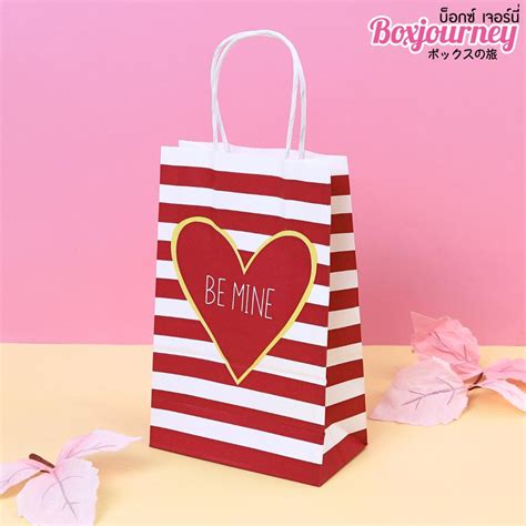 Boxjourney ถุงกระดาษหูเกลียวสีขาว พิมพ์หัวใจแดงลายขวาง 14x7x21 5 ซม