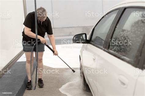 진짜 여자는 가압 된 물로 하얀 차의 바퀴 테두리를 청소합니다 씻기에 대한 스톡 사진 및 기타 이미지 씻기 차 가장자리