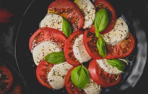 전통적인 이탈리아 부라타와 아루굴라와 토마토를 곁들인 모짜렐라 치즈를 곁들인 샐러드 0명에 대한 스톡 사진 및 기타 이미지 0명 거품 내기 건강한 생활방식 Istock