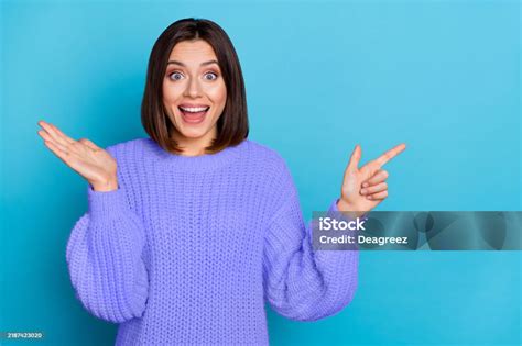 매력적인 재미 있은 놀란 쾌활 한 소녀의 초상화 시연 사본 빈 장소 공간 와우 고립 된 밝은 파란색 배경 20 24세에 대한